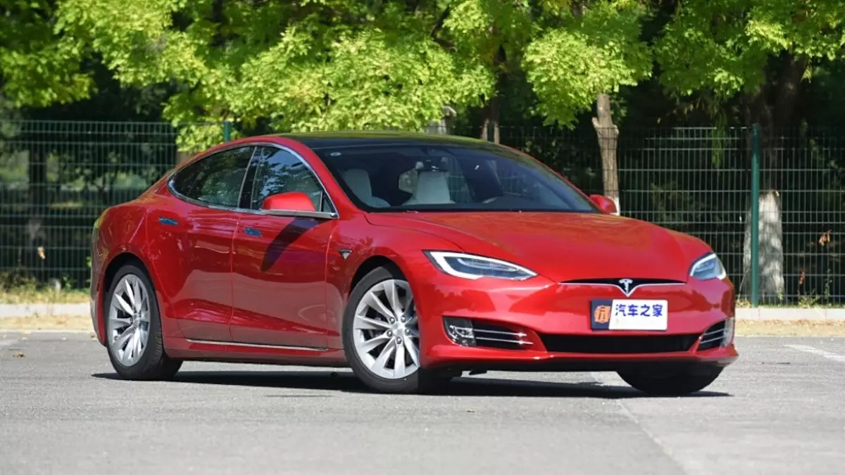 Tesla akuzis la ĉinojn en la neebleco rajdi, sed konsentis pri libera riparo 26402_1