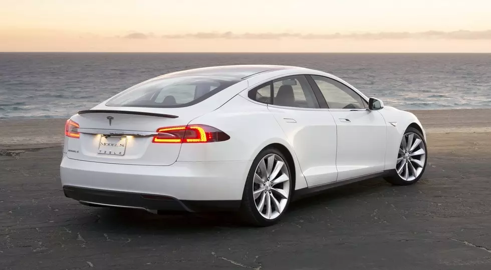 Yn y llun: Model Tesla S'2012-15