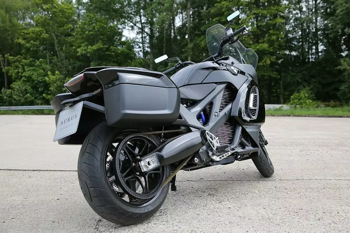 Aurus Motorcycle en video: 190 HP, stroller kaj 