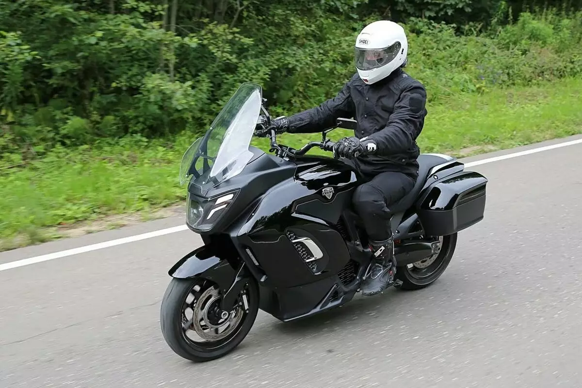 Aurus Motorcycle en video: 190 HP, stroller kaj 