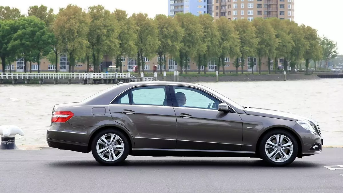 Витрати точно будуть: вибираємо Mercedes-Benz E-Class W212 з пробігом 26487_2