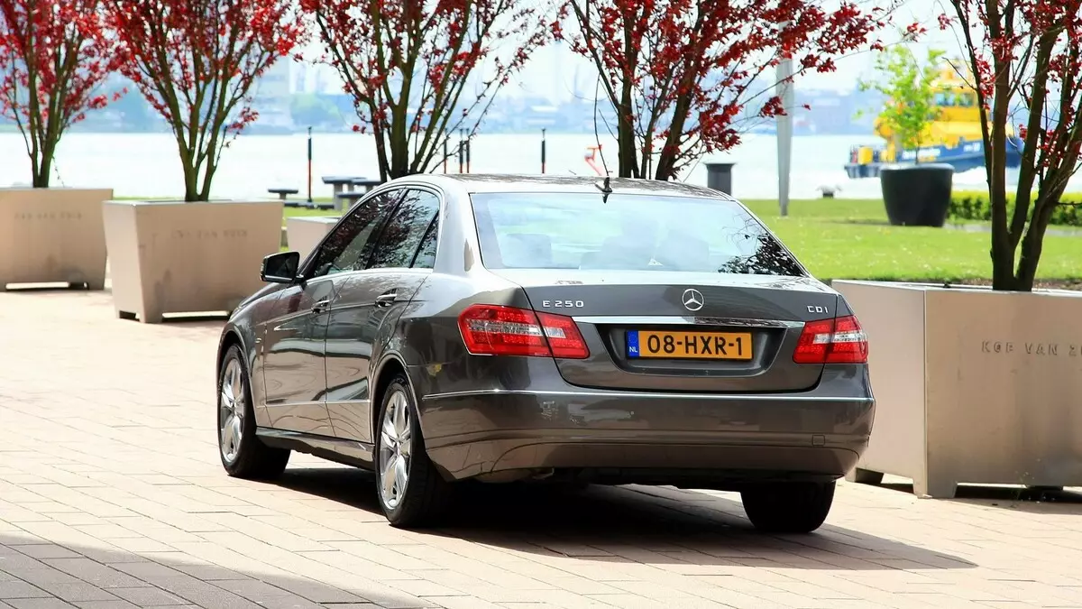 Витрати точно будуть: вибираємо Mercedes-Benz E-Class W212 з пробігом 26487_3