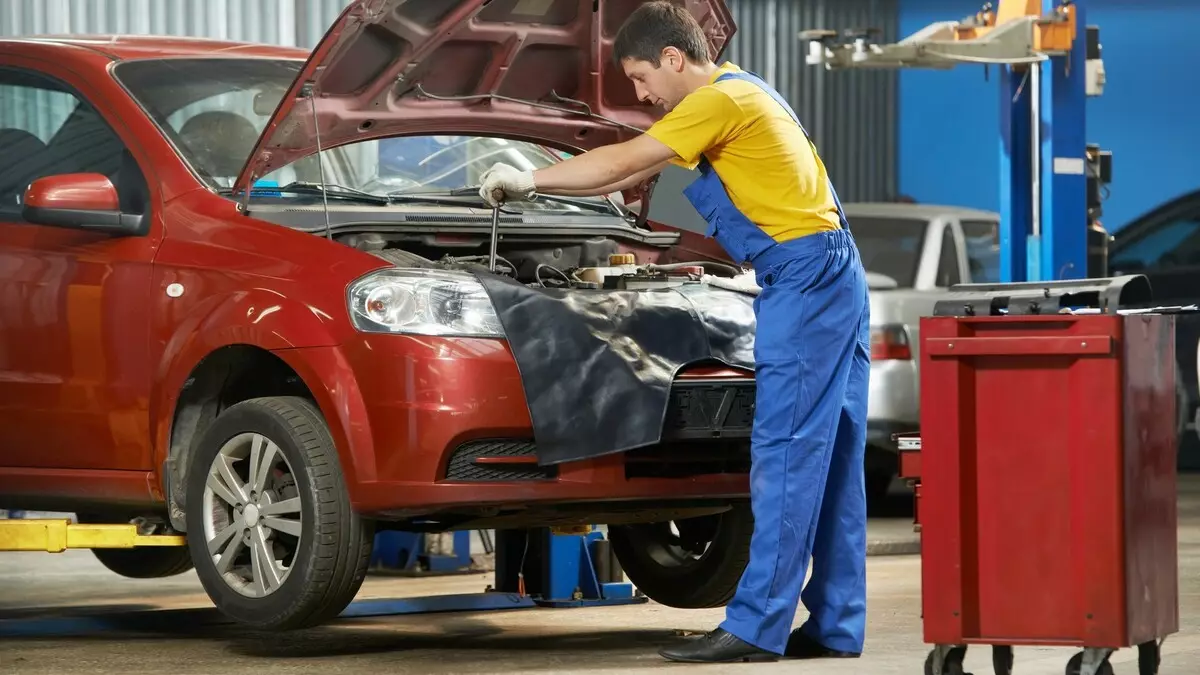 Auto Mechanic i le galuega ma le fatufatu