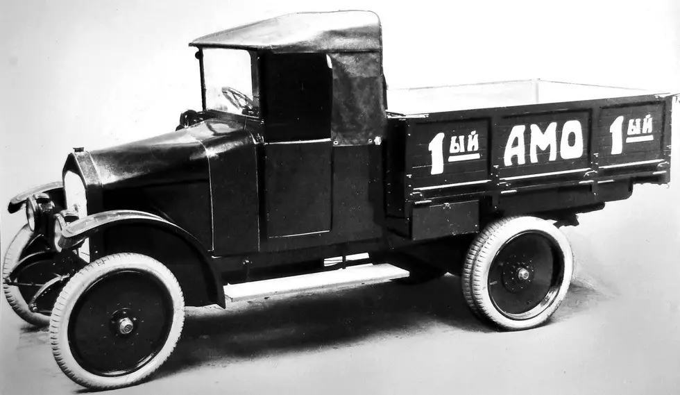 Pirmasis sovietinis krovinių automobilis AMO-F-15 pavyzdys 1924 m