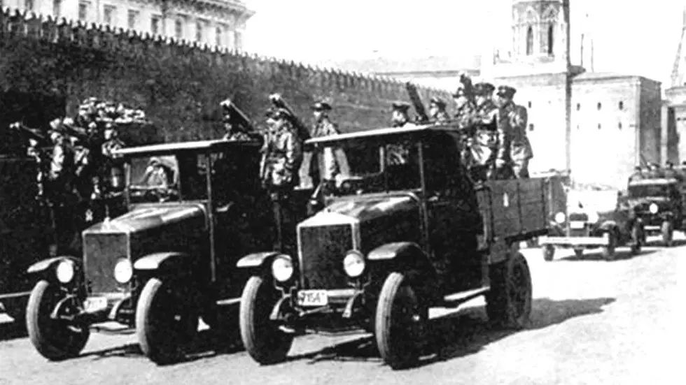 AMO-F-15 dengan senapan mesin pada parade di Moskow. Tahun 1929 tahun