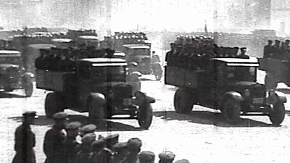 Улаан талбай дээр цэргийн жагсаал дээр AMO-3 ачааны машин. 1933 (Кино)
