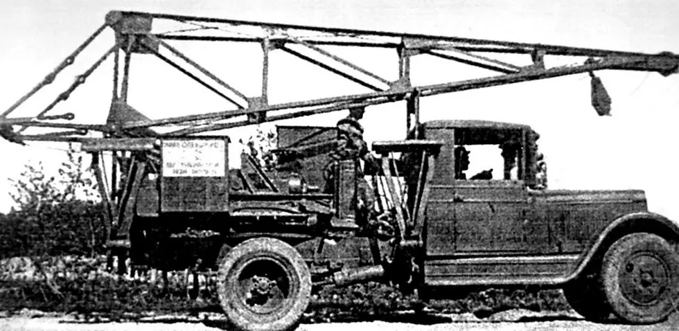 An experienced 2.5-ton army truck crane based on AMO-3. 1933
