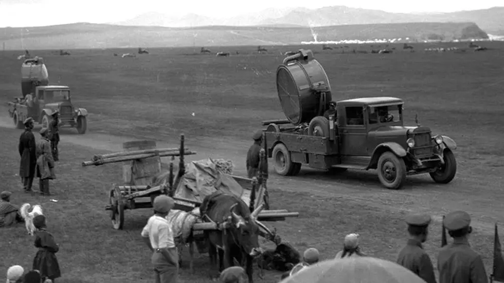 Projectorinstallaties van de Z-5-14 op de parade in de Mongoolse steppen. 1933