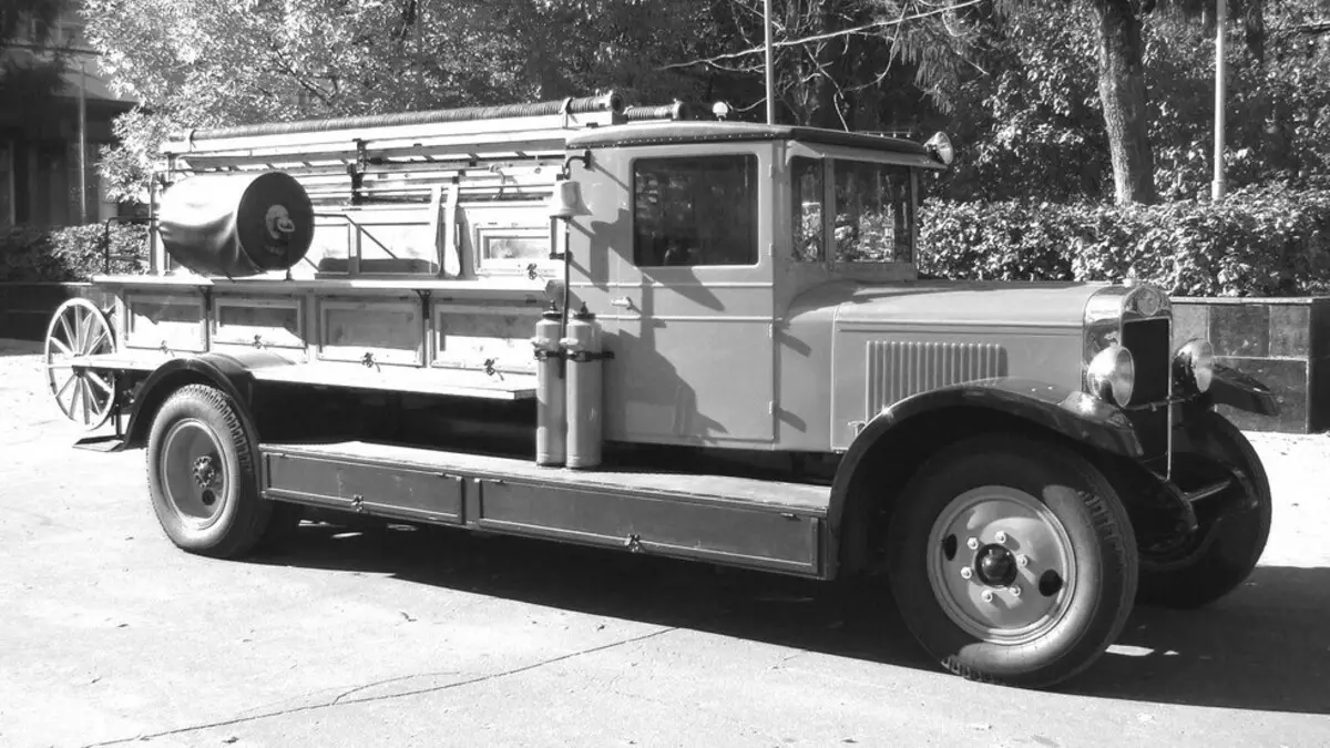 Gjenopprettet brannbil på det langstrakte chassis AMO-4 (Foto av forfatteren)
