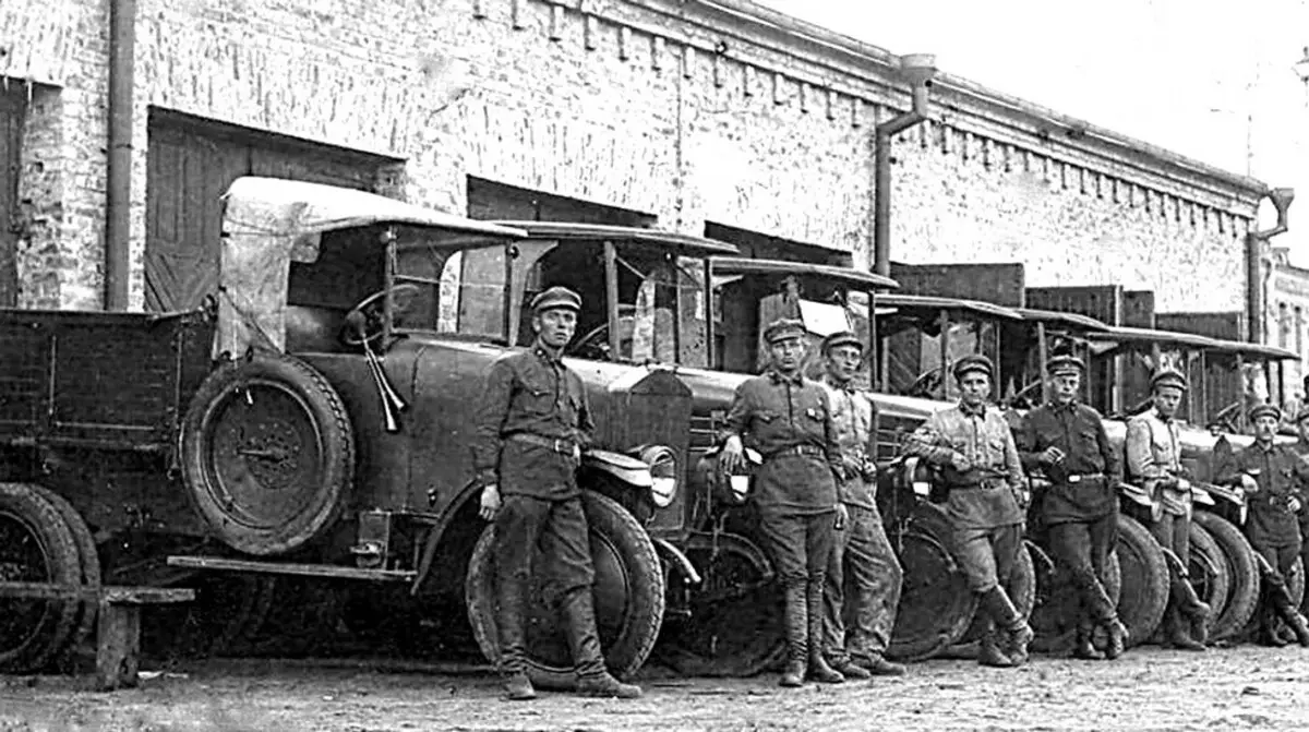 AMO-F-15 kamionë të viteve të ndryshme të lirimit në manovrat ushtarake. 1928 vit