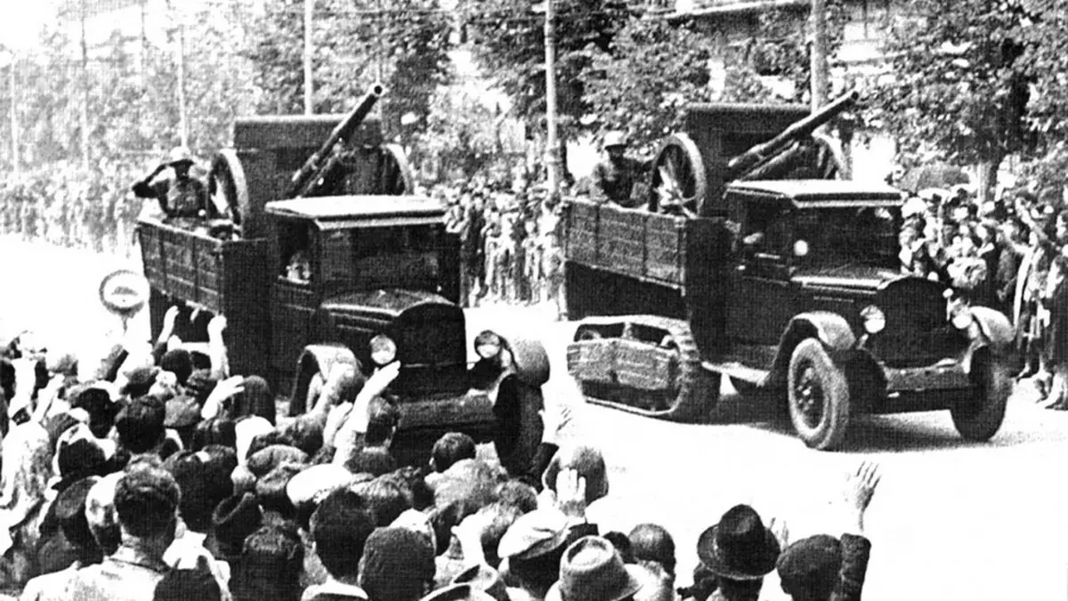 Ciężarówki ZIS-22 z szaloną artylerią na paradzie w Kiszynioniu. 1940 (z kolekcji A. Kirindas)