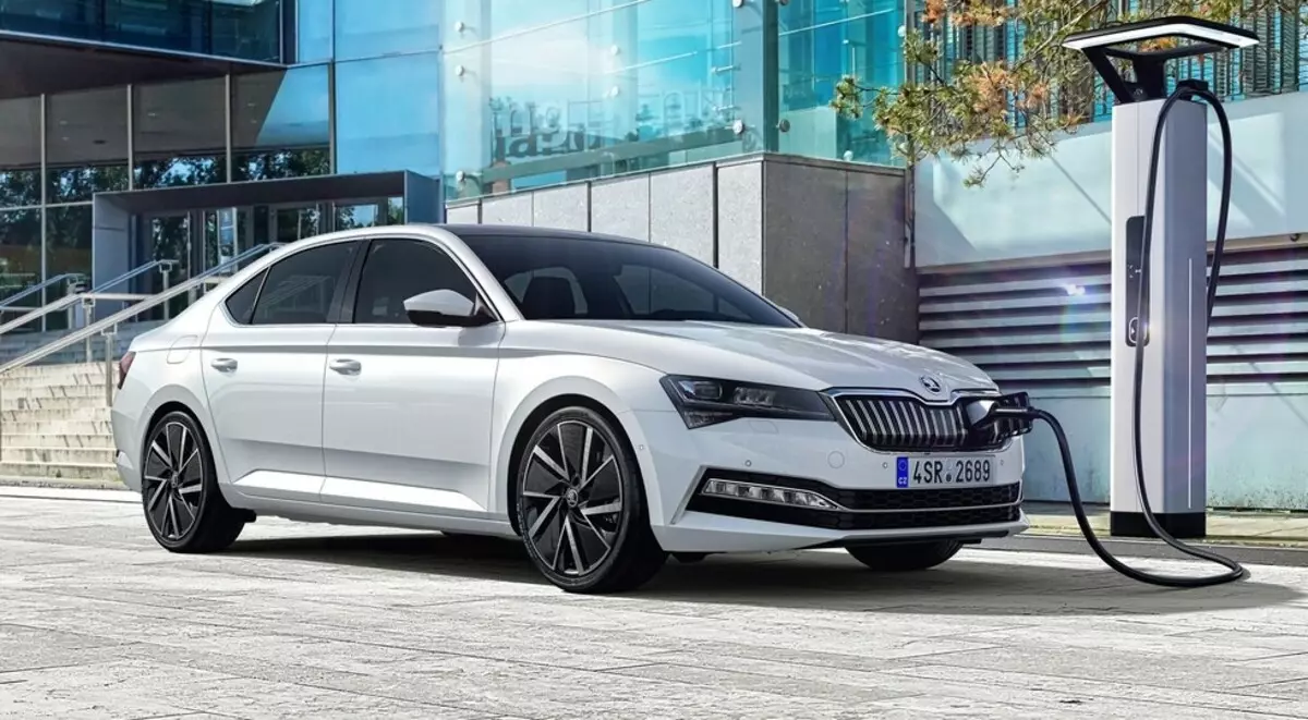 Skoda Superb οικογένεια μετά την ανανέωση του 