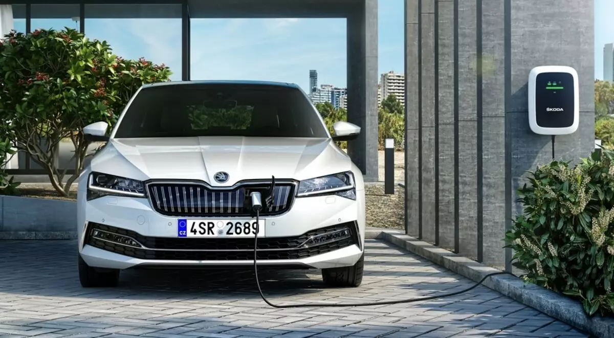 Skoda Superb οικογένεια μετά την ανανέωση του 