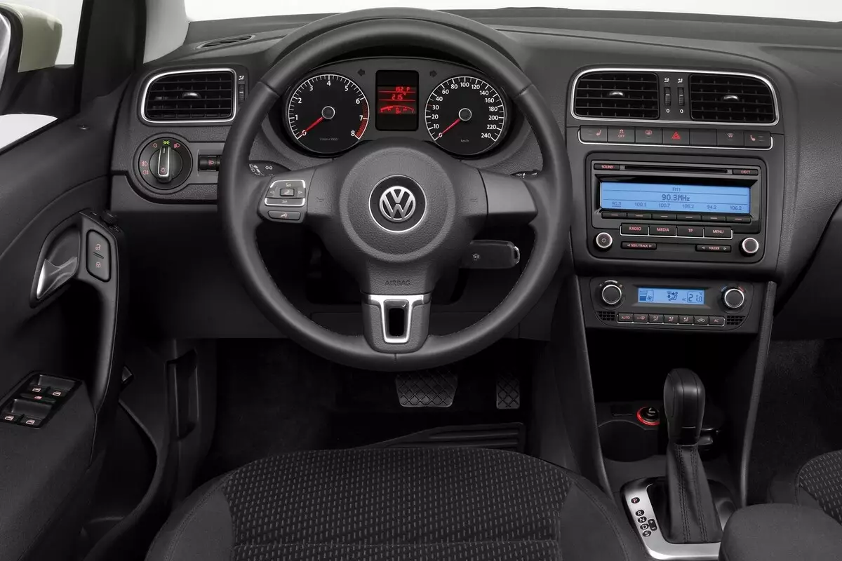 Volkswagen Polo სედანი ერთად გარბენი: საუკეთესო გერმანული საავტომობილო და არ არის ადვილი ყუთი 26786_2