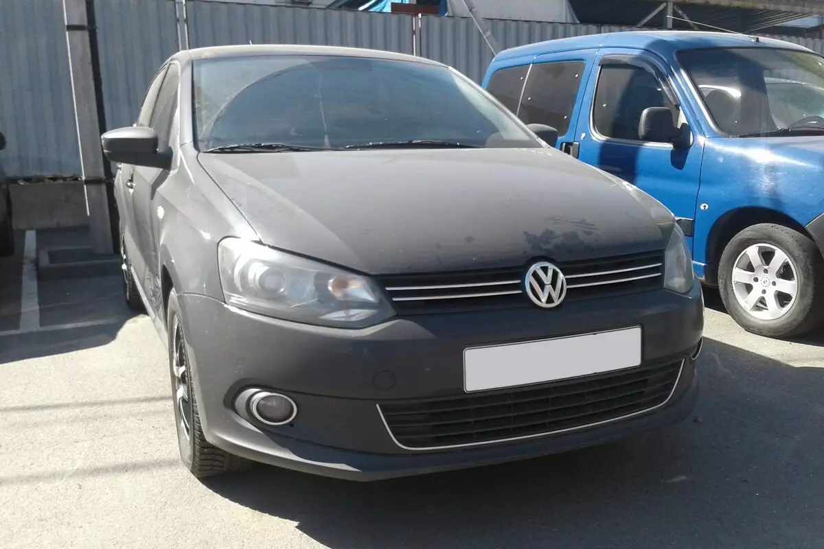 ក្រុមហ៊ុន Volkswagen Polo ខ្មៅ