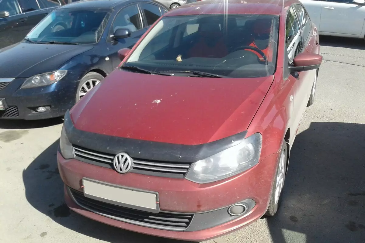 Volkswagen Polo Sedan rosso (2)