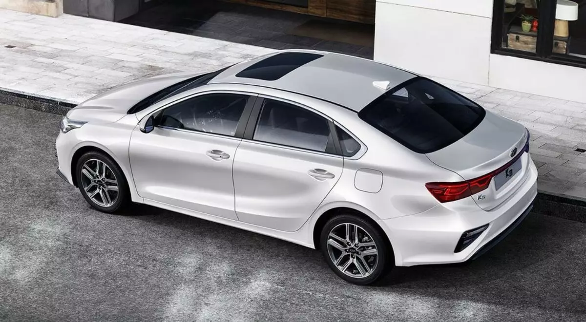 Yeni Hatch Cerato'nun Salonunda Kia 