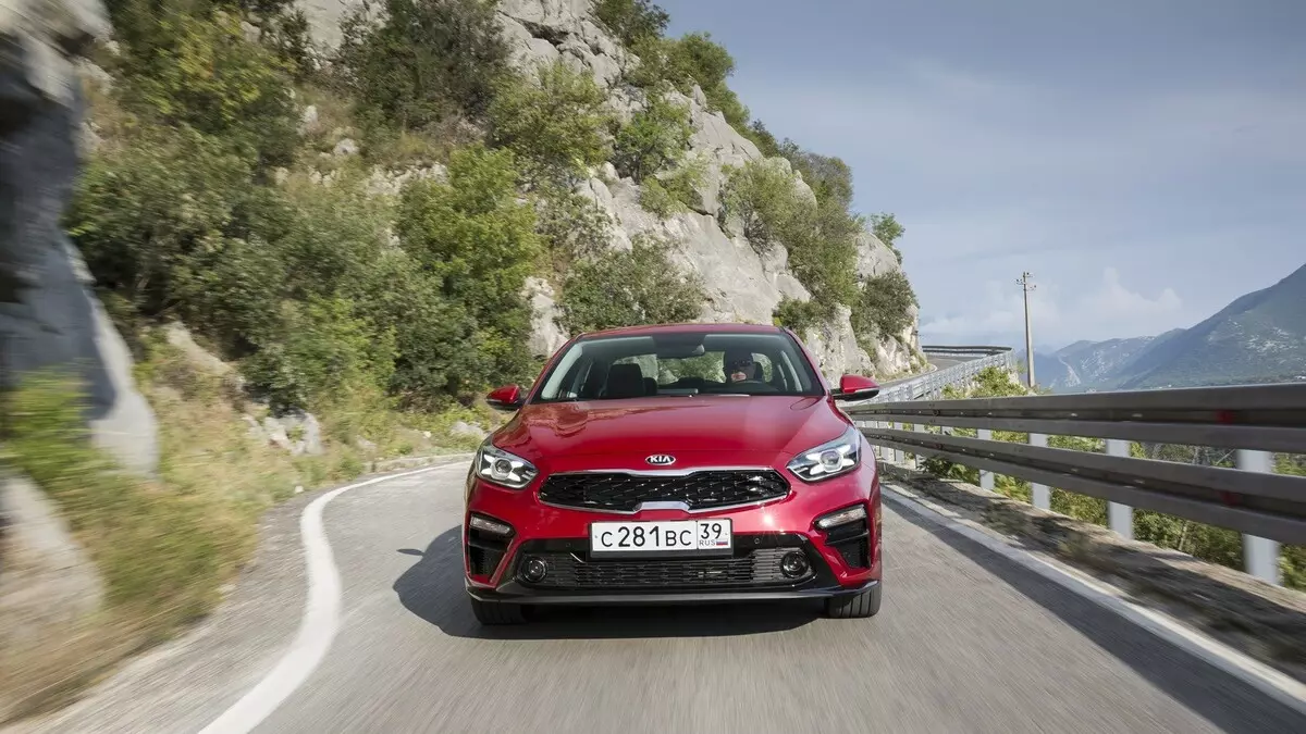 Kia Cerato Rosso sull'autostrada (3)