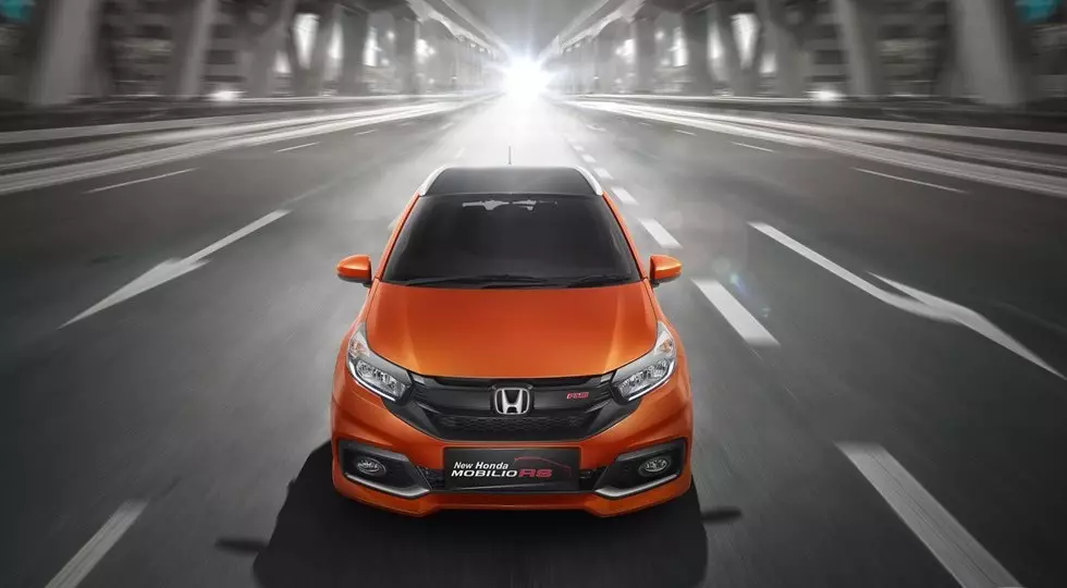 사진 : Honda Mobilio Rs. 일반적인 모델 에서이 버전에는 공격적인 범퍼가 있습니다.