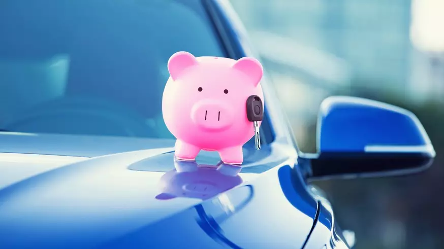 Novi automobil s piggy bankom, ključ na kapuljaču