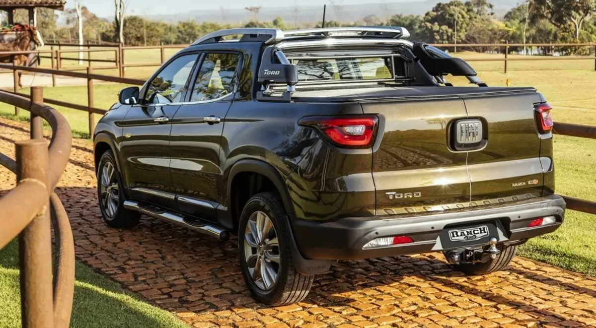 Pravý FIAT TORO Relatívne: Po prvé, sedem-party crossover, a nie 