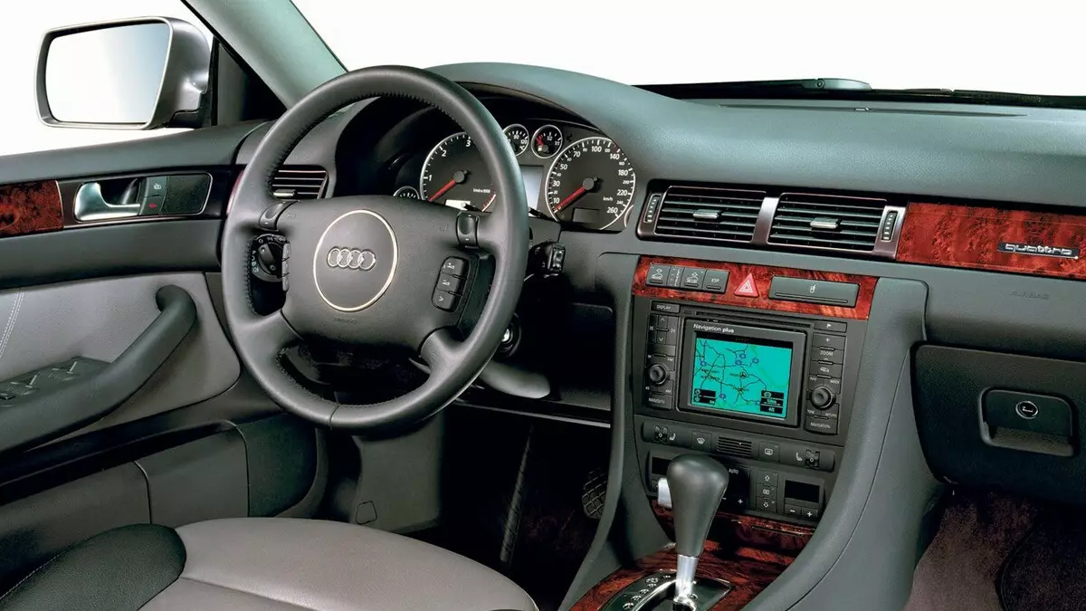 Op de foto: Audi Allroad Quattro 4.2 (2002)