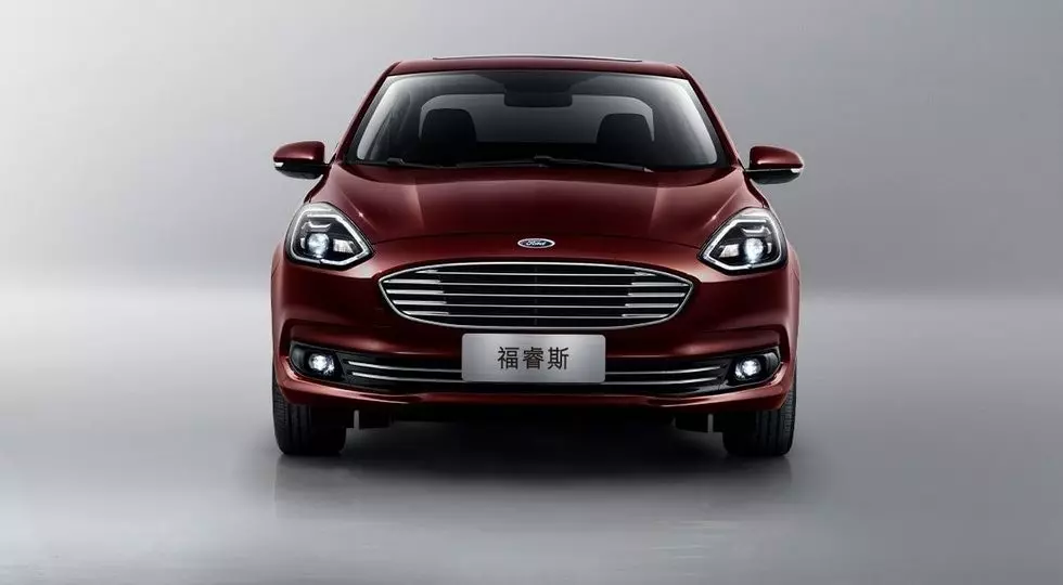 Ford Escort의 예산 세단은 restyling에서 살아 남았습니다. 수석 초점의 스타일에서 더 많은 것을 변경합니다. 28023_7