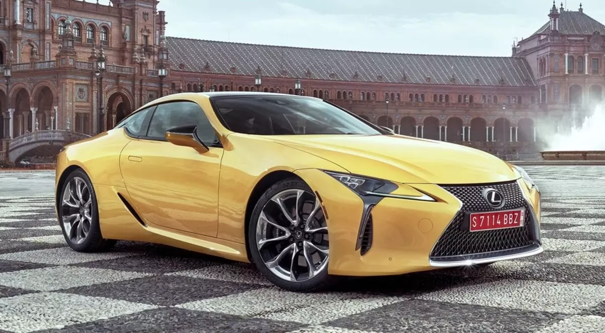 Зураг дээр: Lexus LC 500