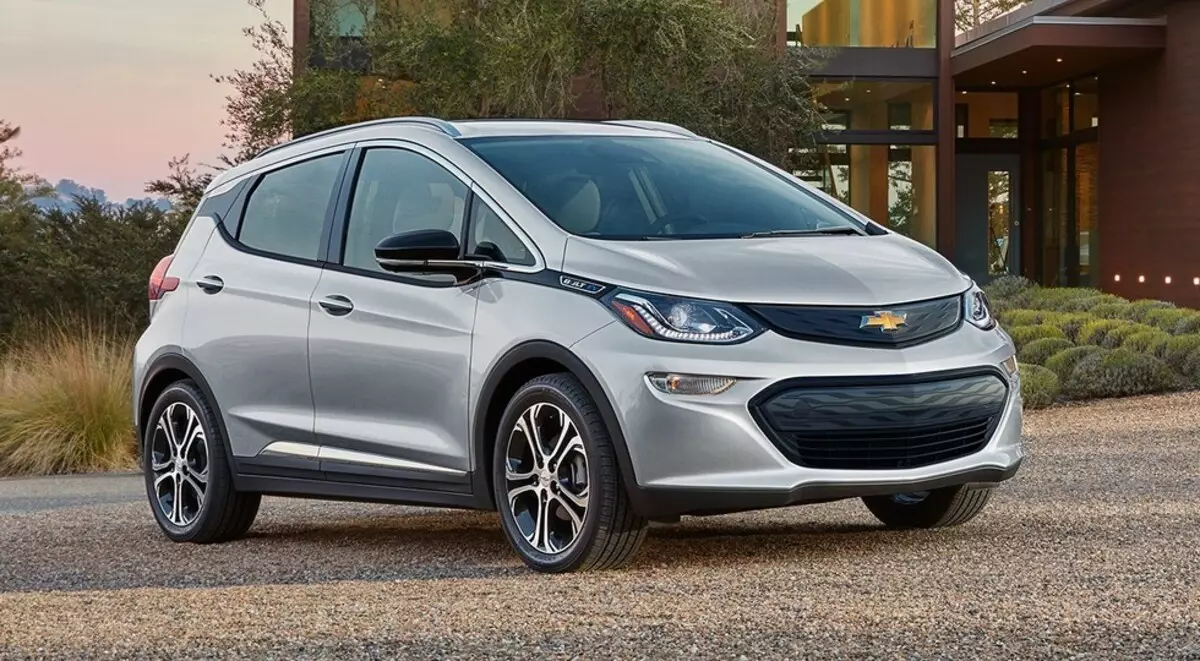 Засвечаныя абноўлены Chevrolet Bolt і кроссовер на яго базе (зыходны хэтч затрымаецца) 28077_3