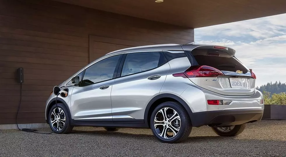 Засвечаныя абноўлены Chevrolet Bolt і кроссовер на яго базе (зыходны хэтч затрымаецца) 28077_4