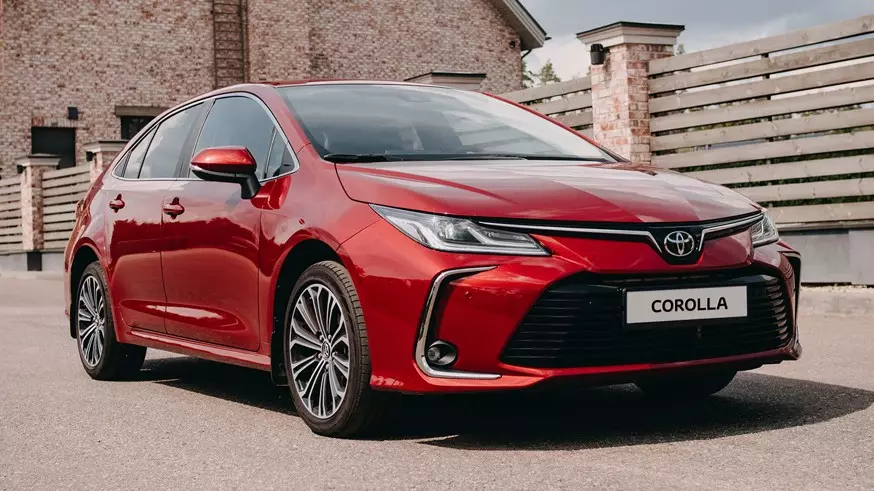 Toyota actualizou a Sedan de Corolla contra o fondo da recesión de vendas en Rusia 28136_1