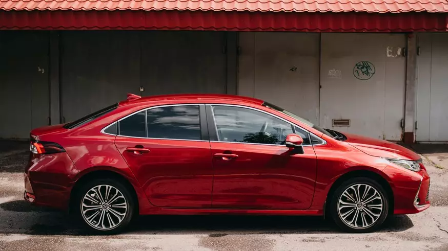 Toyota a mis à jour la berline Corolla contre le fond de la récession des ventes en Russie 28136_3