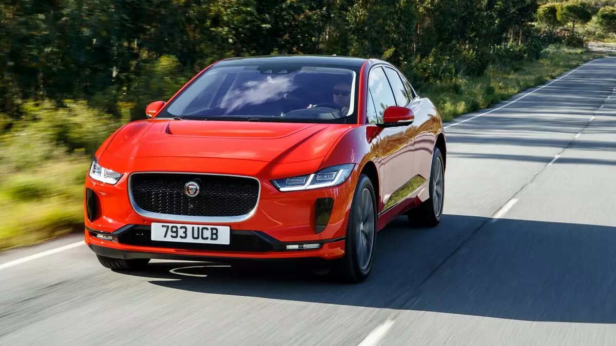 Jaguar i-tempo rød på banen