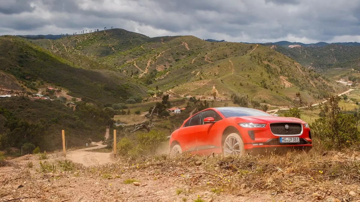 Jaguar i-tempo rød i fjellene