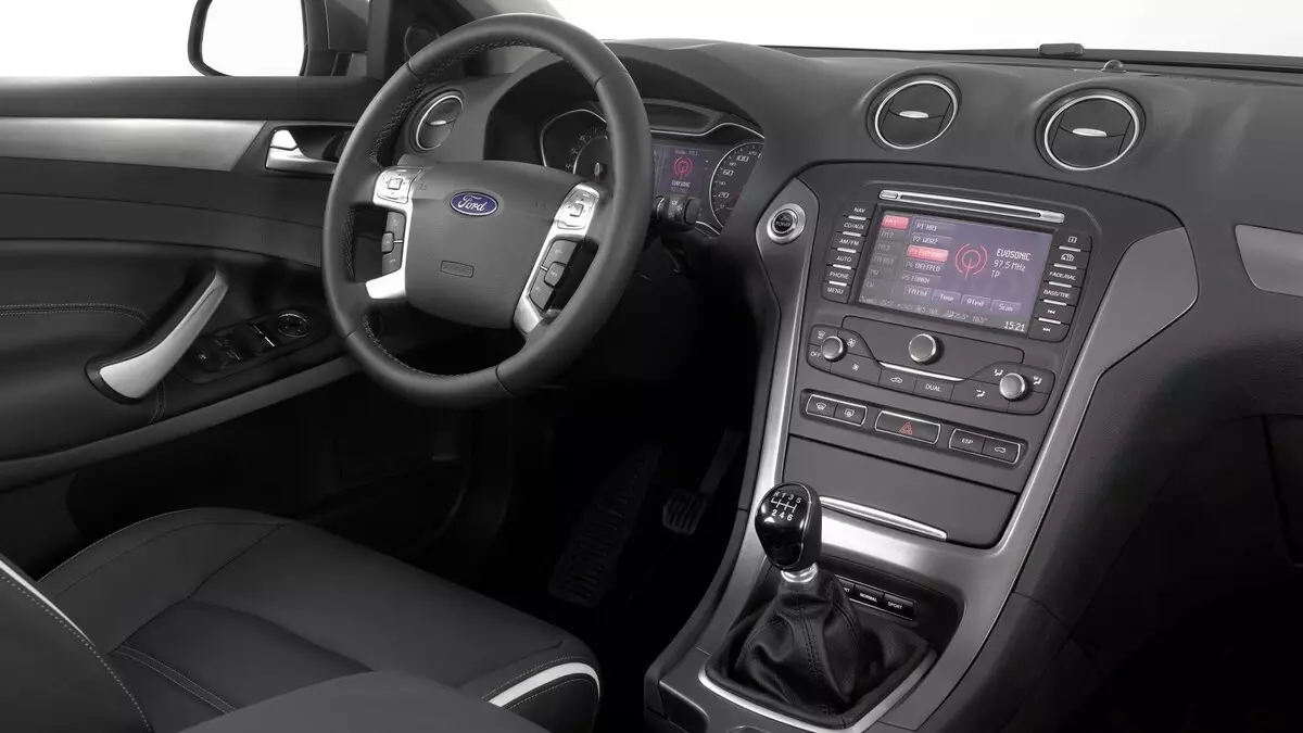 Interior Ford Mondeo Hatchback '2010-14