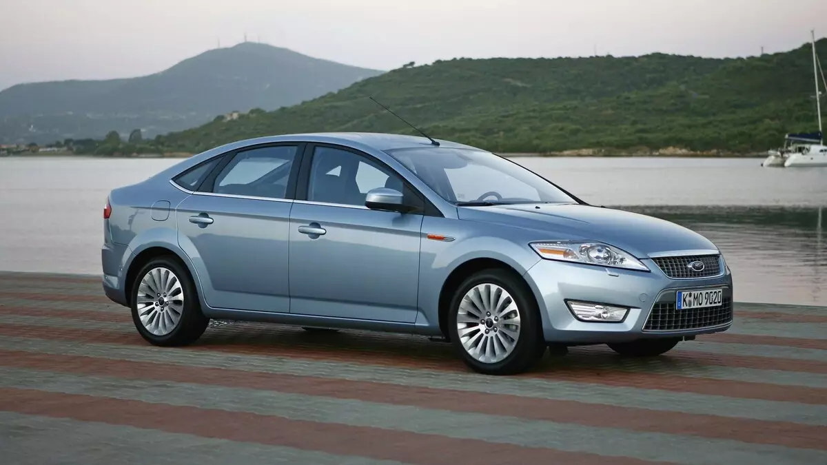 Tanadi a cikin madaidaiciyar hanya: Zabi Ford Ford Mondeo IV tare da nisan mil 28158_2