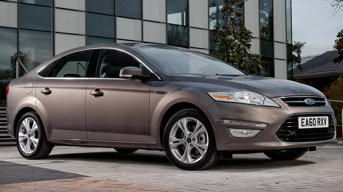 Tanadi a cikin madaidaiciyar hanya: Zabi Ford Ford Mondeo IV tare da nisan mil 28158_6