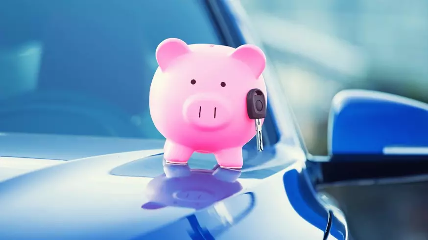 Mobil Baru dengan Piggy Bank, Kunci Hood
