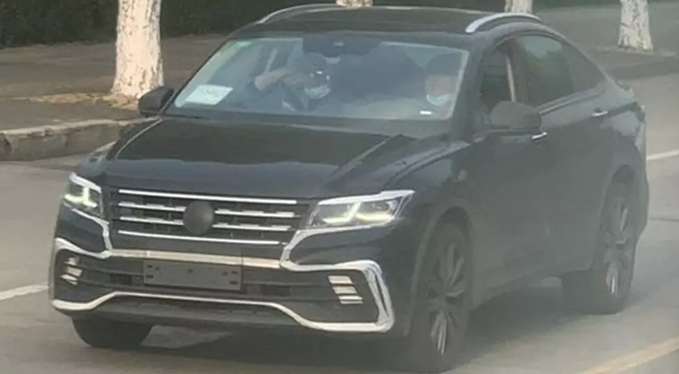 VW toe fai mo lau: Mechant Tiguan Suʻega i lalo o le Guise o le isi faʻataʻitaʻiga (o le taimi lea o le taimi 28416_1