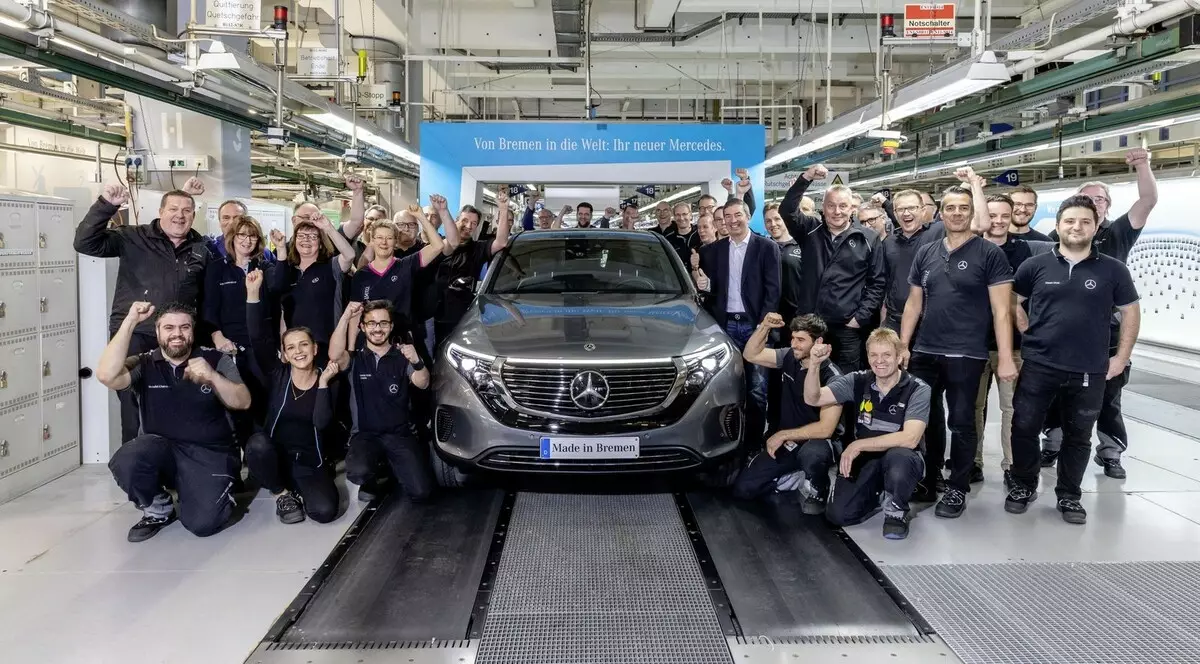 Verkaufsfreigabe & ProduktionStart Mercedes-Benz EQC: Elektrifizierter Stern Kommt auf Die Straße Mercedes-Benz EQC Release i početak proizvodnje: Elektrificirani Mercedes pogodio put