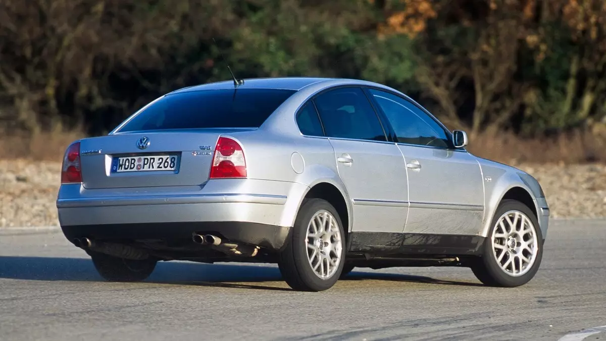 Լուսանկարում, Volkswagen Passat W8 սեդան (B5 +) 2002-04