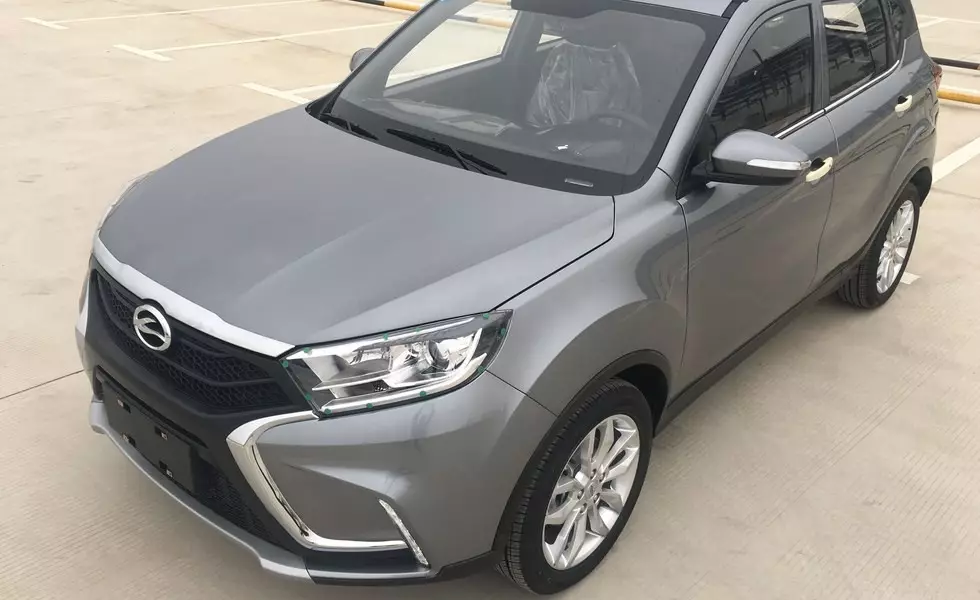 Os chineses lançaram um cruzamento com design como Lada Vesta e Xray 28675_3