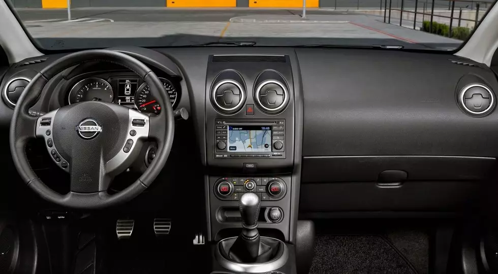 Yn y llun: Nissan Qashqai Interior`2012-14