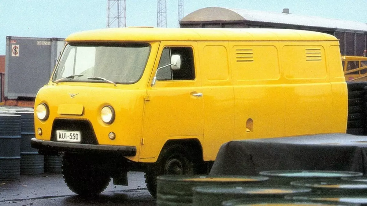 Nella foto: UAZ-452 '1966-85