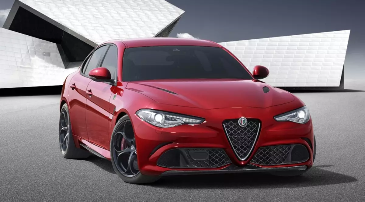 I Italia na tuuina mai se New Back-Wall Drive Sedan Alfa Romeo ma se afi mai le Ferrari inisinia