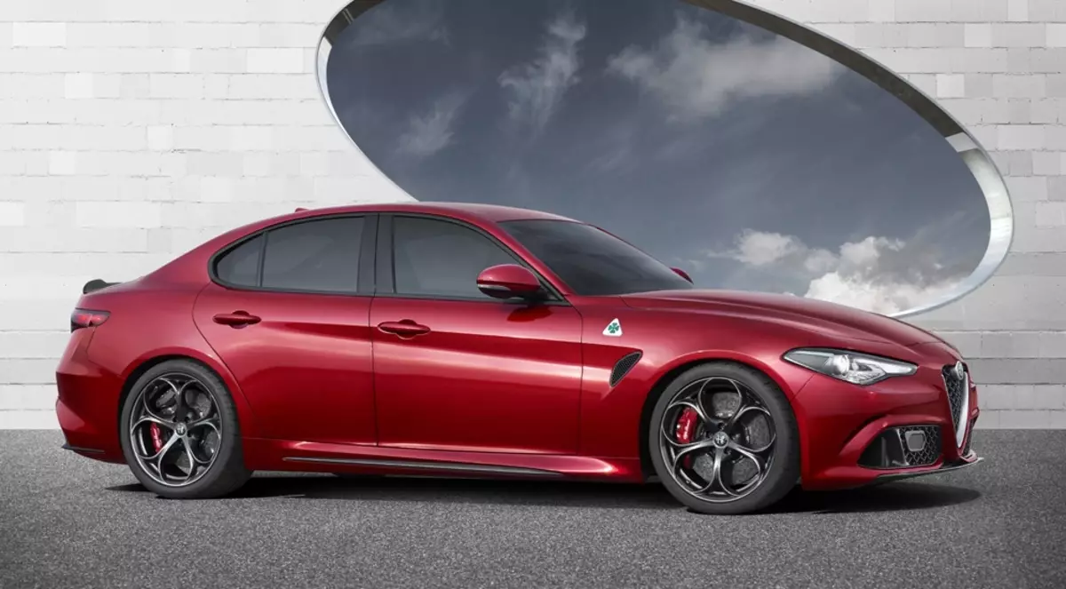 An Italien huet en neie Heck-Radfahrt Sedan Alfa Romeo presentéiert mat engem Motor vu Ferrai Ingenieur 286_2