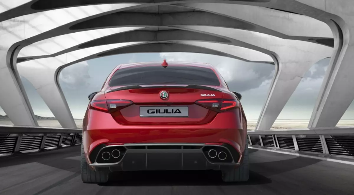 An Italien huet en neie Heck-Radfahrt Sedan Alfa Romeo presentéiert mat engem Motor vu Ferrai Ingenieur 286_3