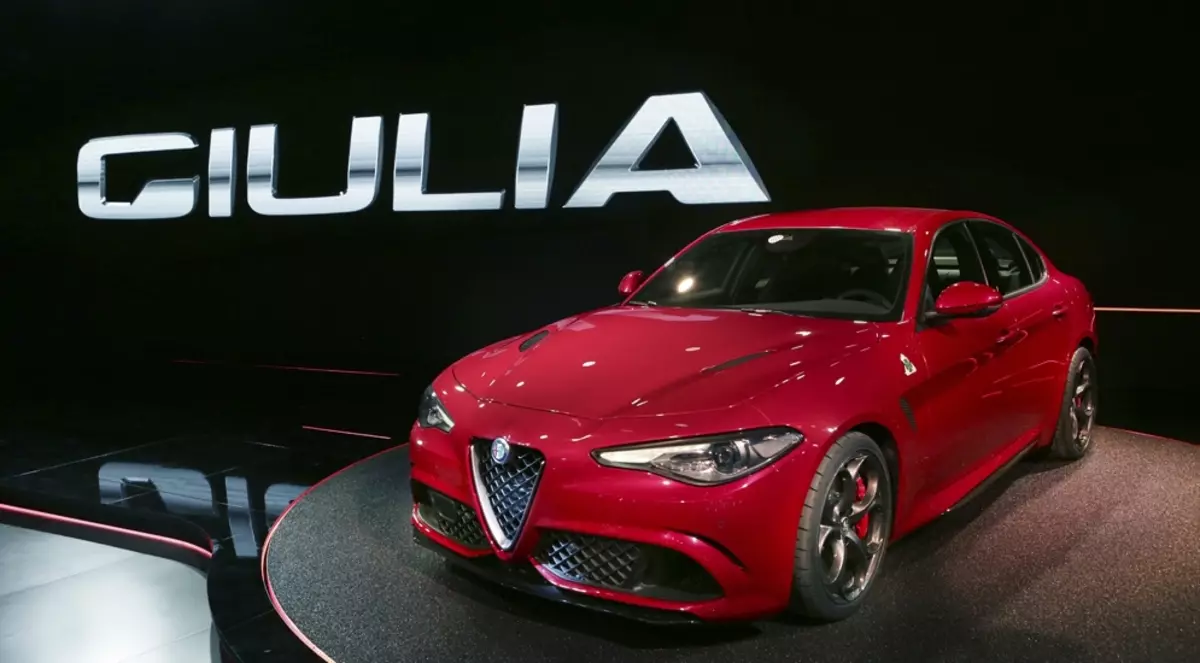 An Italien huet en neie Heck-Radfahrt Sedan Alfa Romeo presentéiert mat engem Motor vu Ferrai Ingenieur 286_5