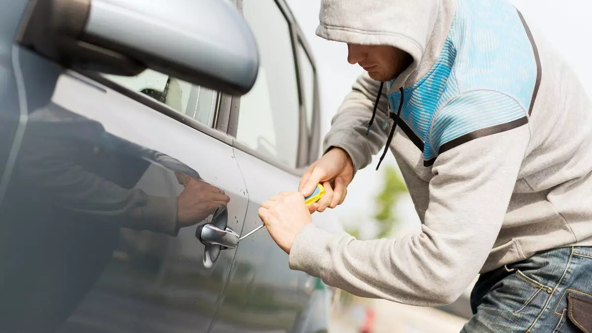 Pencuri mematahkan kunci mobil