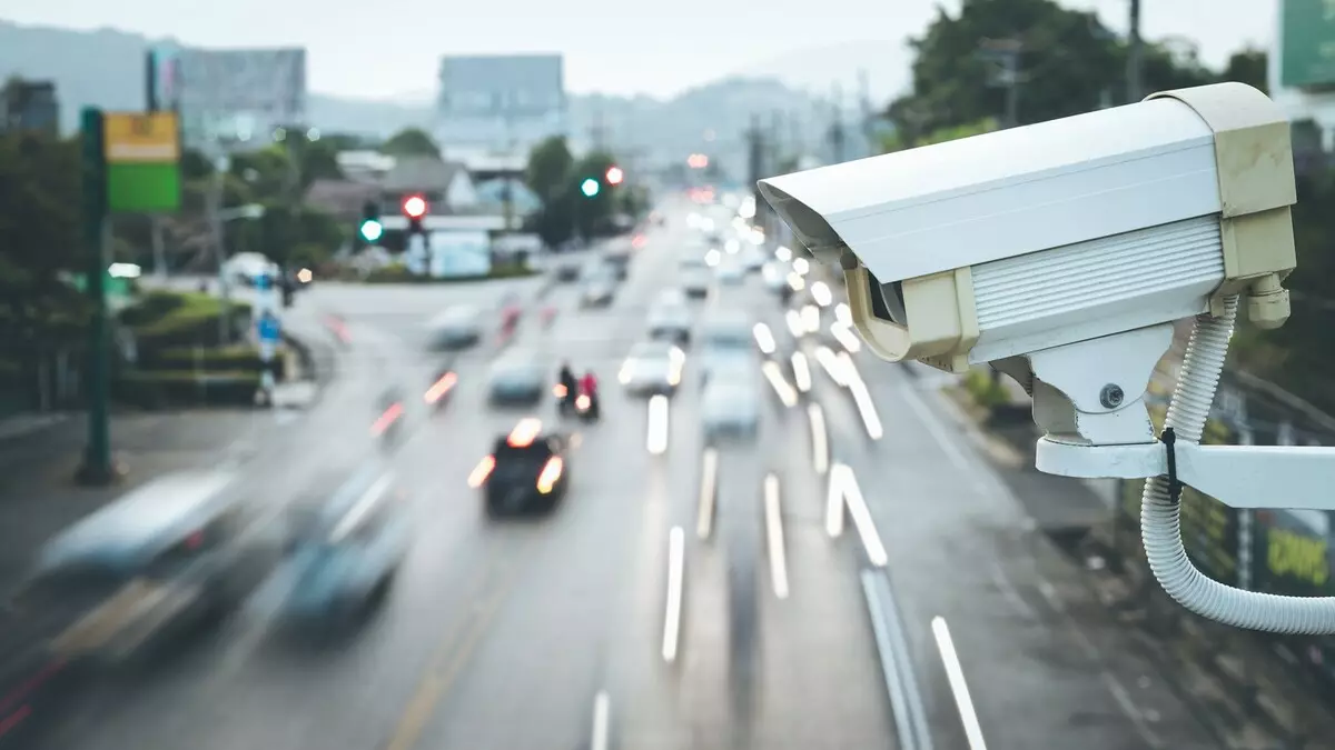 Keamanan kamera CCTV yang beroperasi di jalan